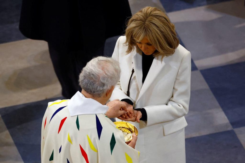 Francia pap kéri a pápát nyílt levélben, hogy járjon el Brigitte Macron ...